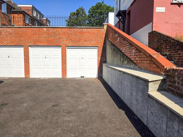 2 bedroom flat for rent in Raymond Road, SW19