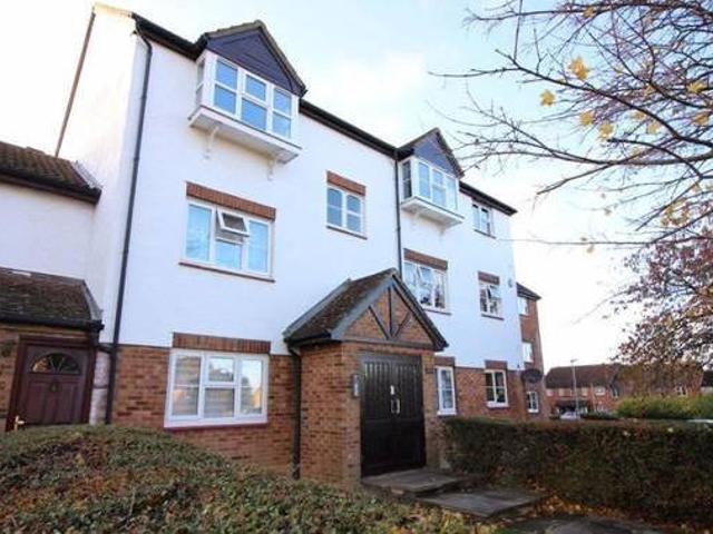 2 bedroom flat for rent in Redwood Close South Oxhey WD19