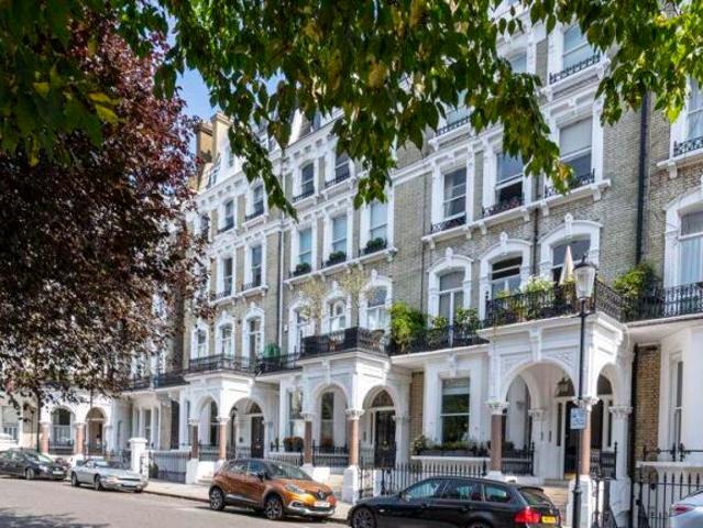 2 bedroom flat for rent in Redcliffe Square, SW10