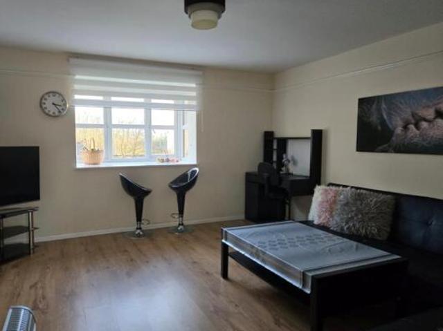 2 bedroom flat for rent in Redford Close, Feltham, TW13