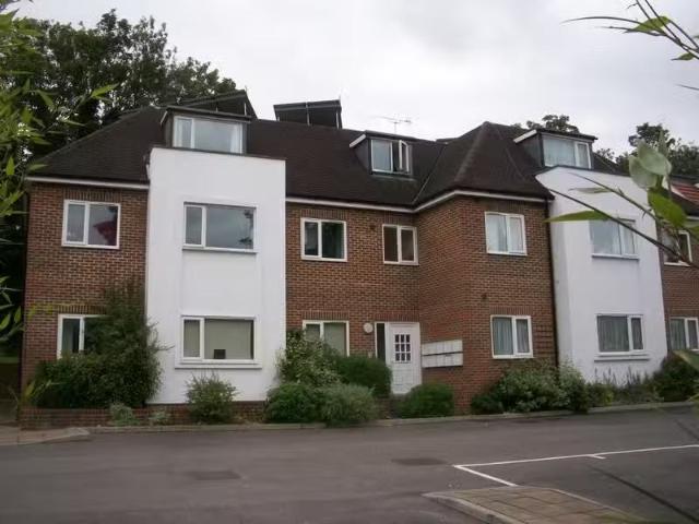 2 bedroom flat for rent in Reedham, CR8