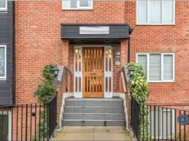 2 bedroom flat for rent in Reedham Drive, Purley, CR8