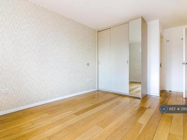 2 bedroom flat for rent in Regency Court, London, E18