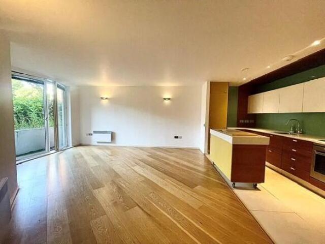 2 bedroom flat for rent in Regency Court, South Woodford, London, E18