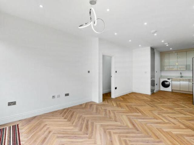 2 bedroom flat for rent in Regina Road, Ealing, W13