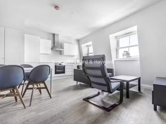 2 bedroom flat for rent in Rialto Road, Mitcham, CR4