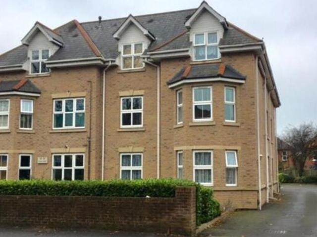 2 bedroom flat for rent in Richmond Park Road, Charminster. P0712, BH8
