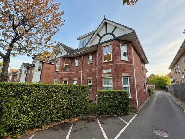 2 bedroom flat for rent in Richmond Park Road, Charminster P0.