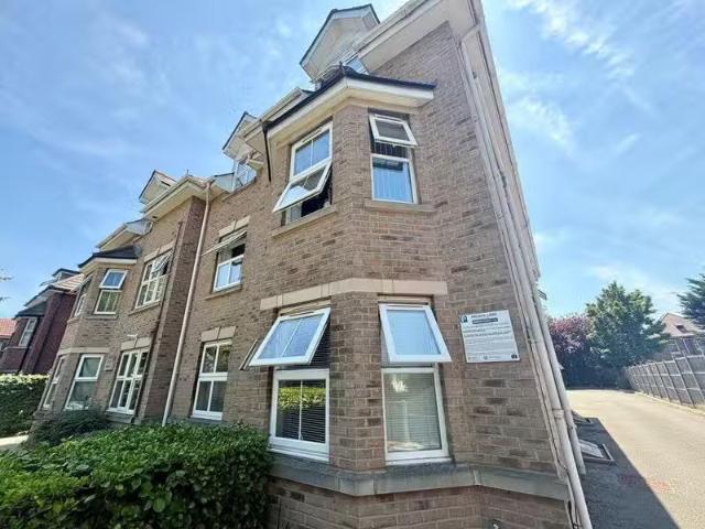 2 bedroom flat for rent in Richmond Park Road, Charminster P0.