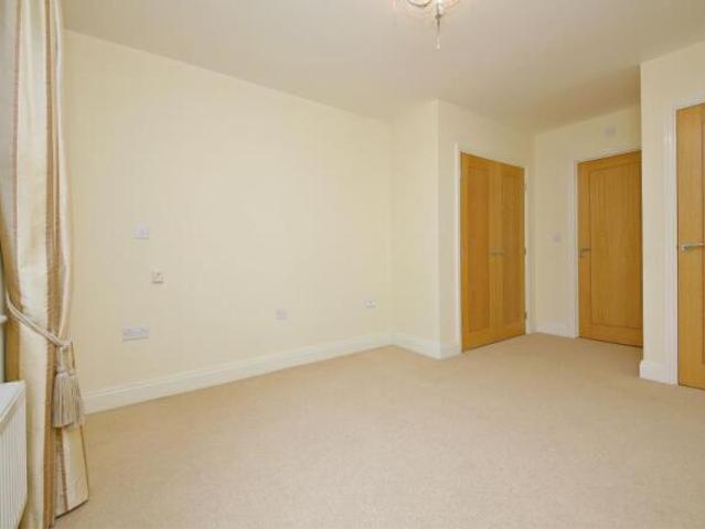 2 bedroom flat for rent in Rickmansworth Road, Northwood, HA6