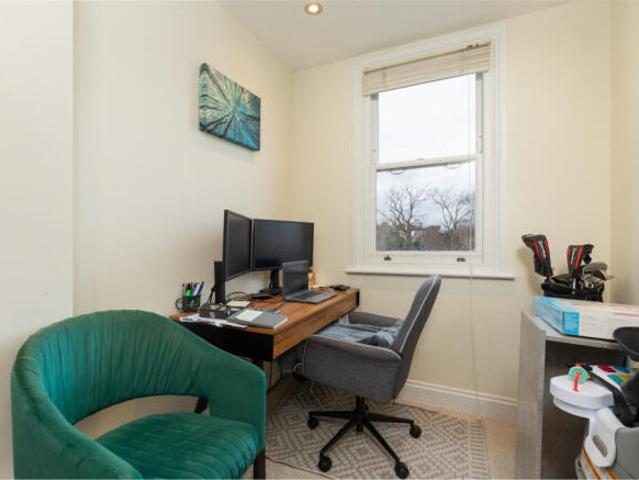 2 bedroom flat for rent in Ridgway, London, SW19