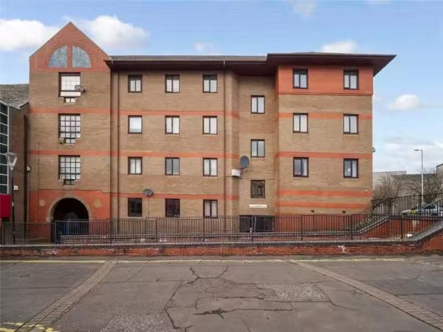 2 bedroom flat for rent in River Street, KA8 0AX, KA8