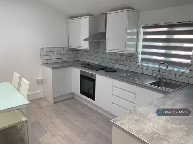 2 bedroom flat for rent in Romford Road, London, E12