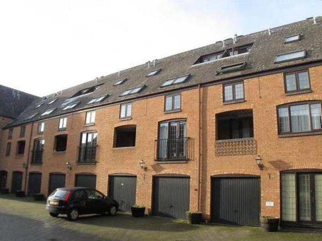 2 bedroom flat for rent in Rookes Court CV37