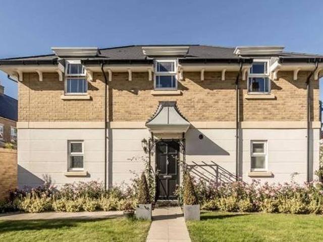2 bedroom flat for rent in Roper Crescent SunburyOnThames TW16