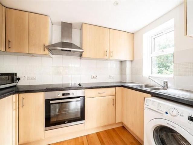 2 bedroom flat for rent in Rosebank Close, Teddington, TW11