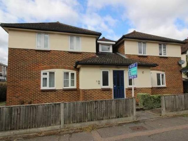 2 bedroom flat for rent in Rosedale Road Stoneleigh Surrey KT17