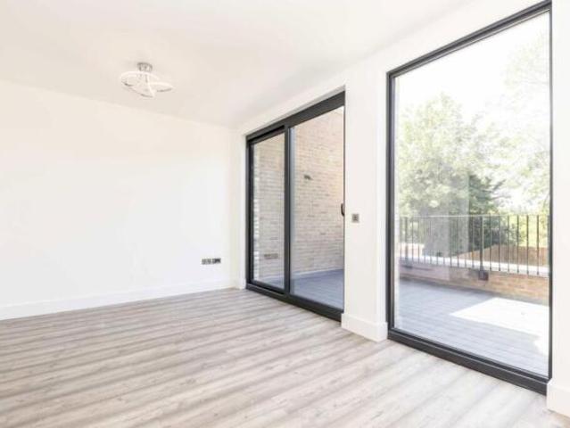 2 bedroom flat for rent in Rosemont Road, Acton, W3