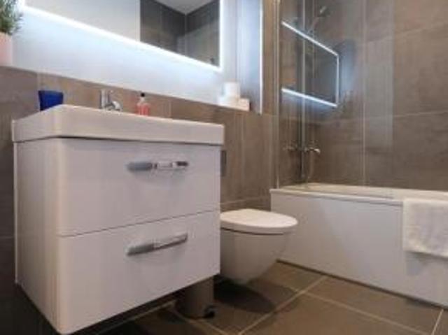 2 bedroom flat for rent in Rosemont Road, London, W3