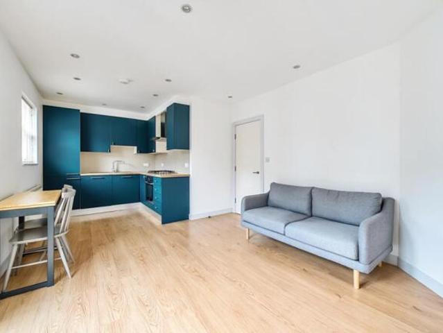 2 bedroom flat for rent in Rosemont Road London NW3