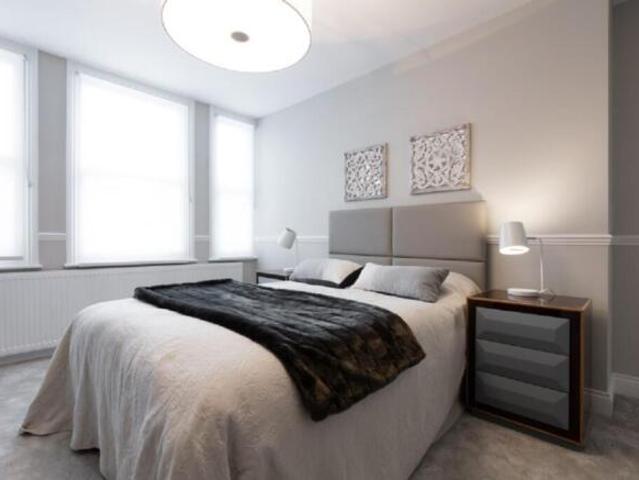 2 bedroom flat for rent in Rosendale Road, West Dulwich, London, SE21