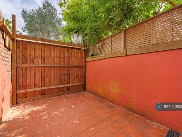 2 bedroom flat for rent in Rosendale Road, London, SE21