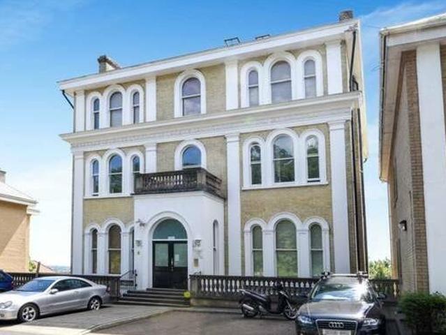 2 bedroom flat for rent in Ross Road London SE25