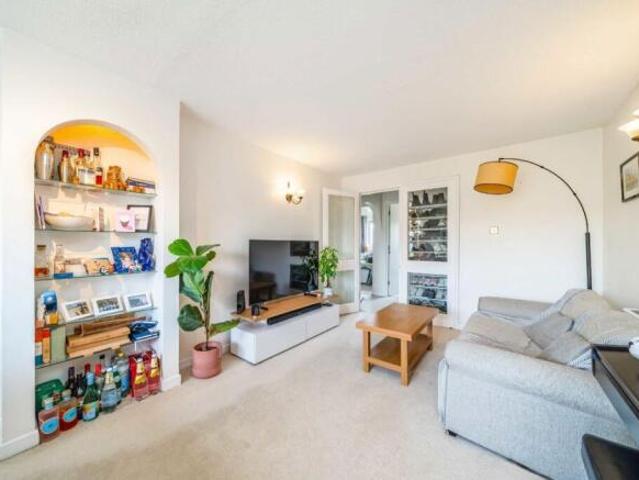 2 bedroom flat for rent in Rothschild Road, Chiswick, W4