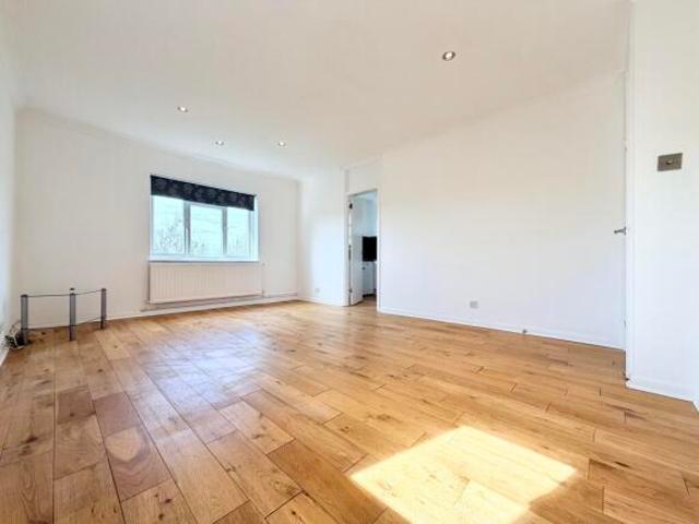 2 bedroom flat for rent in Rowlands Close, Mill Hill, Barnet, London, NW7