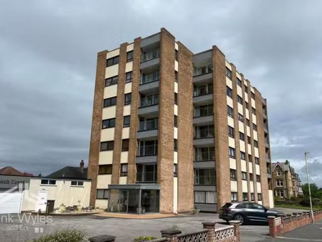 2 bedroom flat for rent in Royal Beach Court, North Promenade.