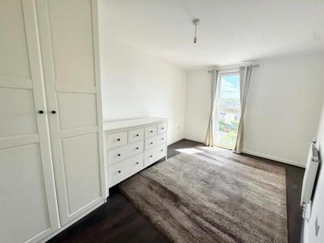 2 bedroom flat for rent in Royal Court CR0