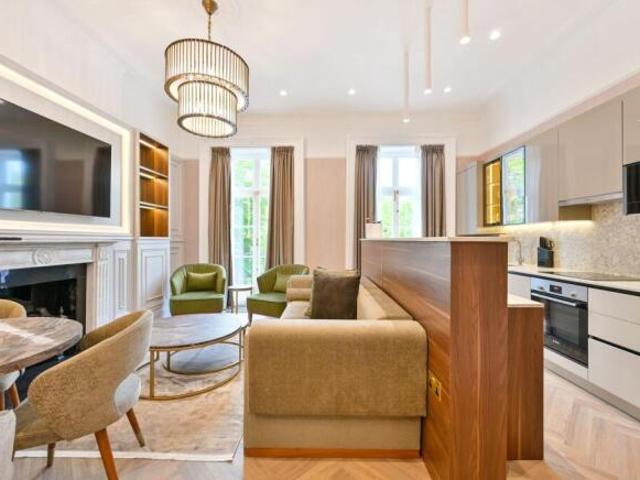 2 bedroom flat for rent in Royal Crescent, Holland Park, London, W11