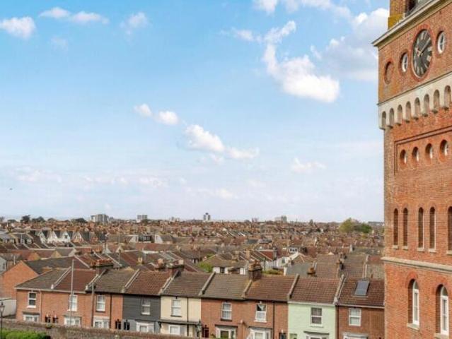 2 bedroom flat for rent in Royal Gate, Southsea, Hampshire, PO4