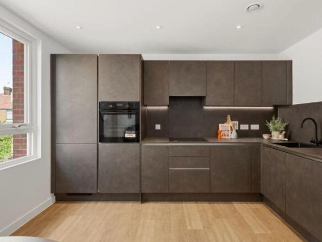 2 bedroom flat for rent in Royal Gateway, London, W3