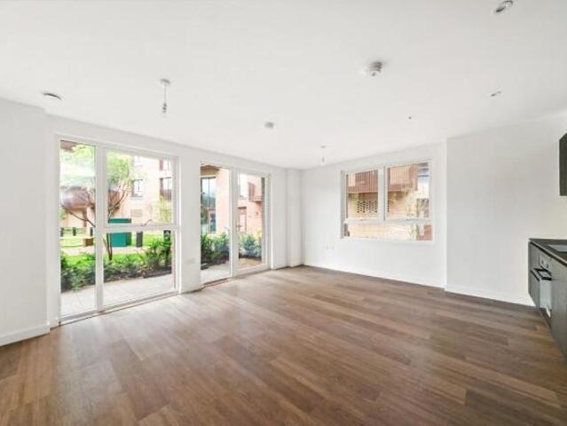 2 bedroom flat for rent in Royal Gateway, London, W3