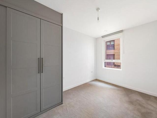 2 bedroom flat for rent in Royal Gateway, London, W3