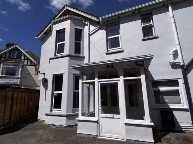 2 bedroom flat for rent in Rushton Crescent, Bournemouth, Dors.