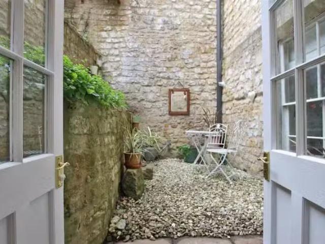 2 bedroom flat for rent in Russell Street, BA1