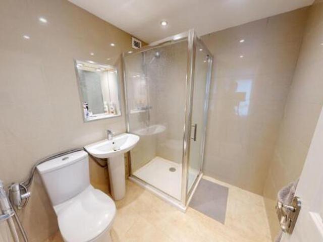 2 bedroom flat for rent in Russell Square, BN1