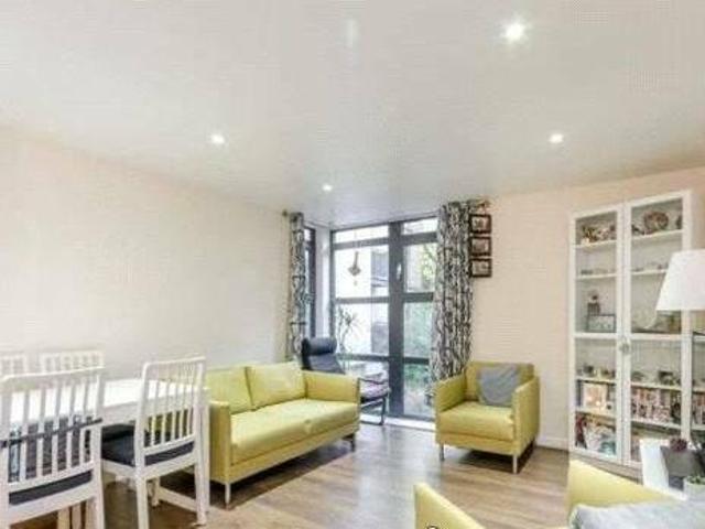 2 bedroom flat for rent in Scott Avenue London SW15