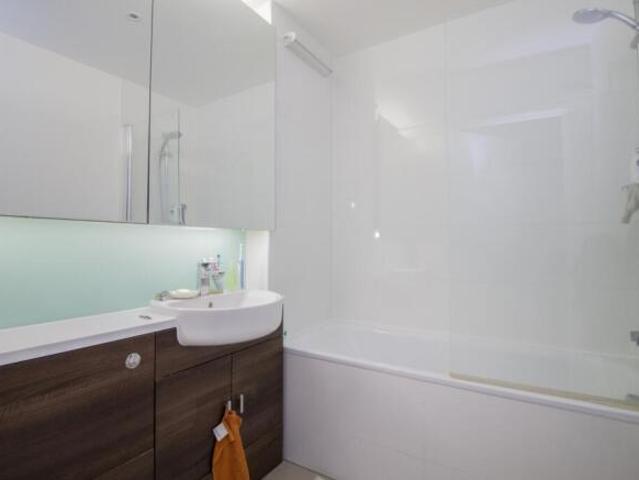 2 bedroom flat for rent in Sculpture House, 4 Killick Way, Stepney Green, London, E1
