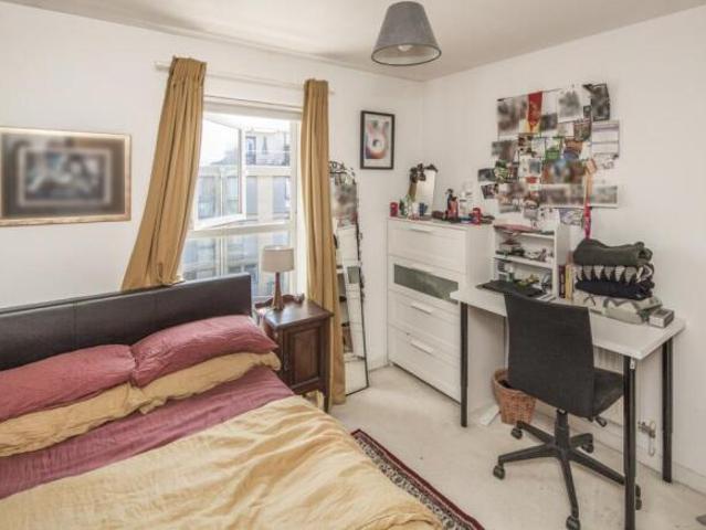 2 bedroom flat for rent in Samuel Street London SE15