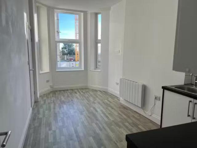 2 bedroom flat for rent in Sandgate Road, Folkestone CT20 2BQ.
