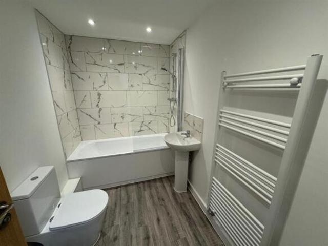 2 bedroom flat for rent in Sandgate Road, Folkestone, CT20