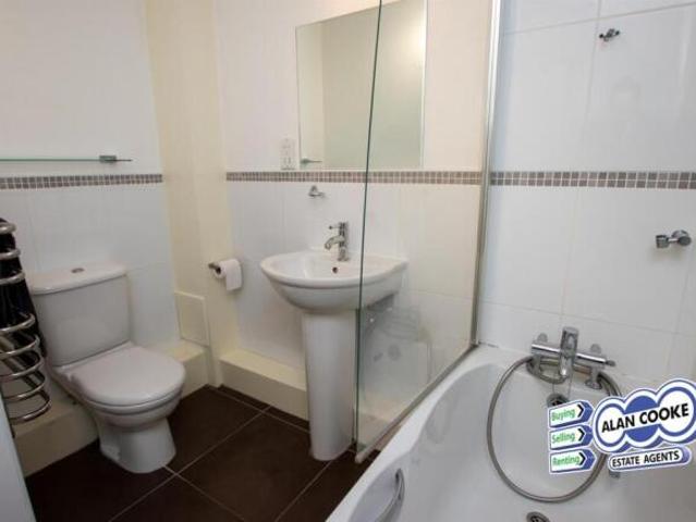2 bedroom flat for rent in Sandringham Court, Alwoodley, LS17
