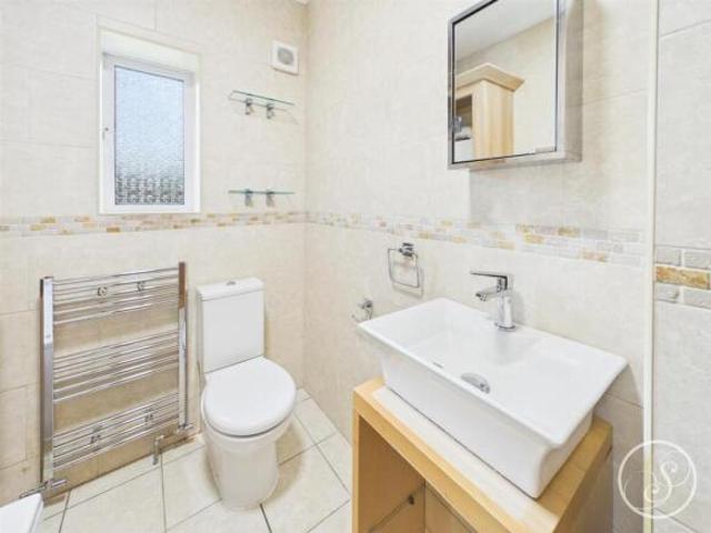 2 bedroom flat for rent in Sandringham Drive, Leeds, LS17