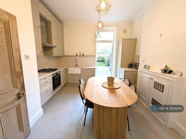 2 bedroom flat for rent in Saltram Cresent, London, W9