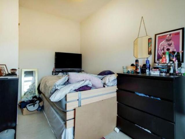 2 bedroom flat for rent in Salford Road, Balham, SW2