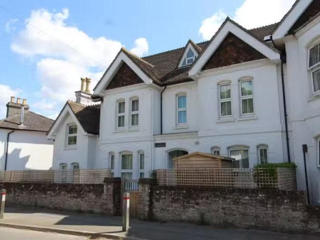2 bedroom flat for rent in Salisbury Road, Burton, BH23