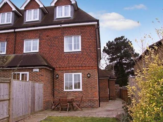 2 bedroom flat for rent in Send Village GU23